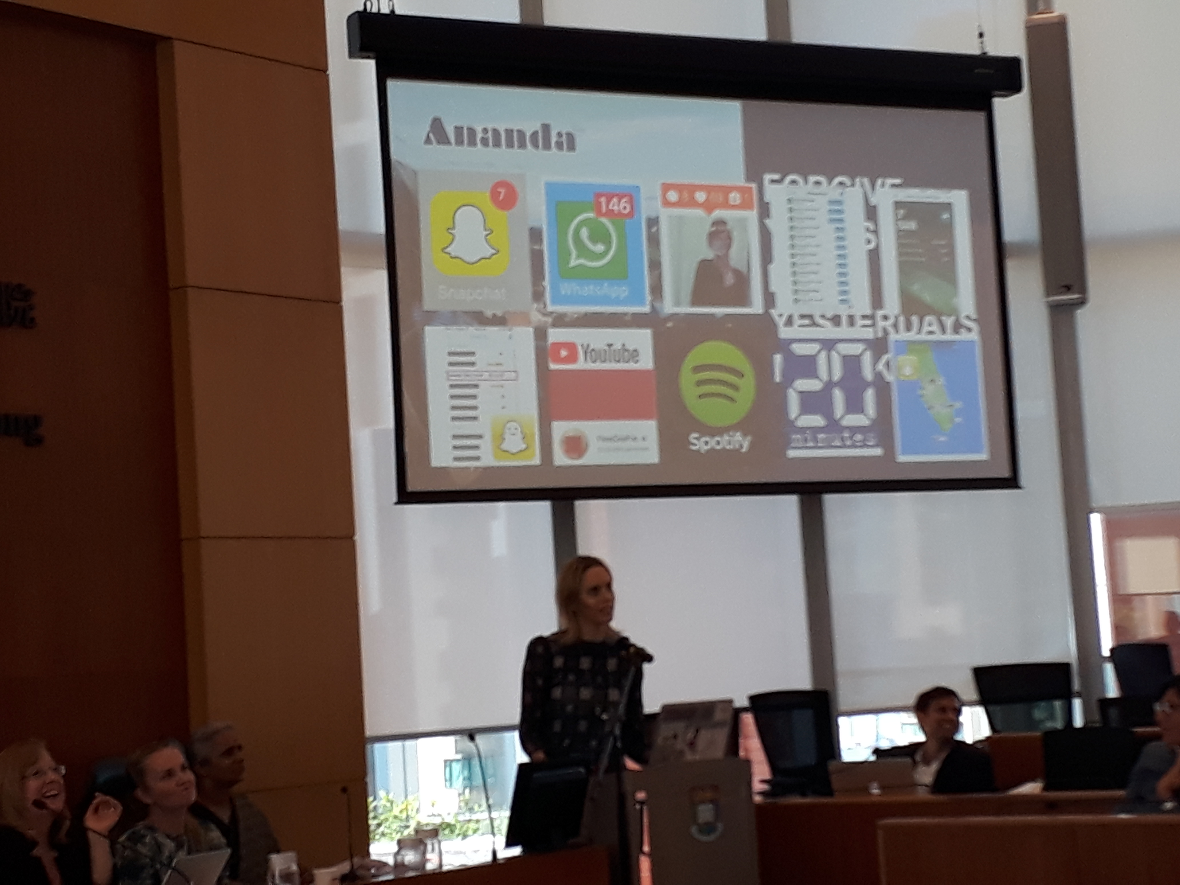 數位原生與女孩的網絡世界 – T.H. Schee