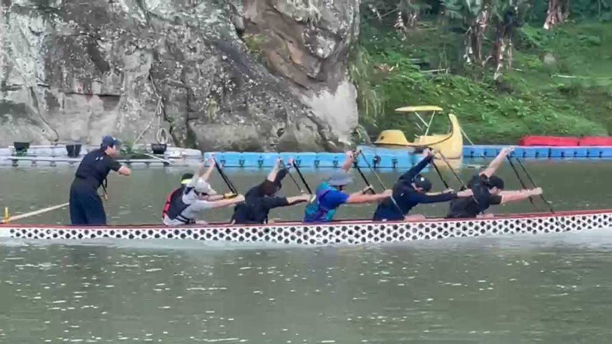 「像信天翁一樣」划龍舟滿四個月 – T.H. Schee